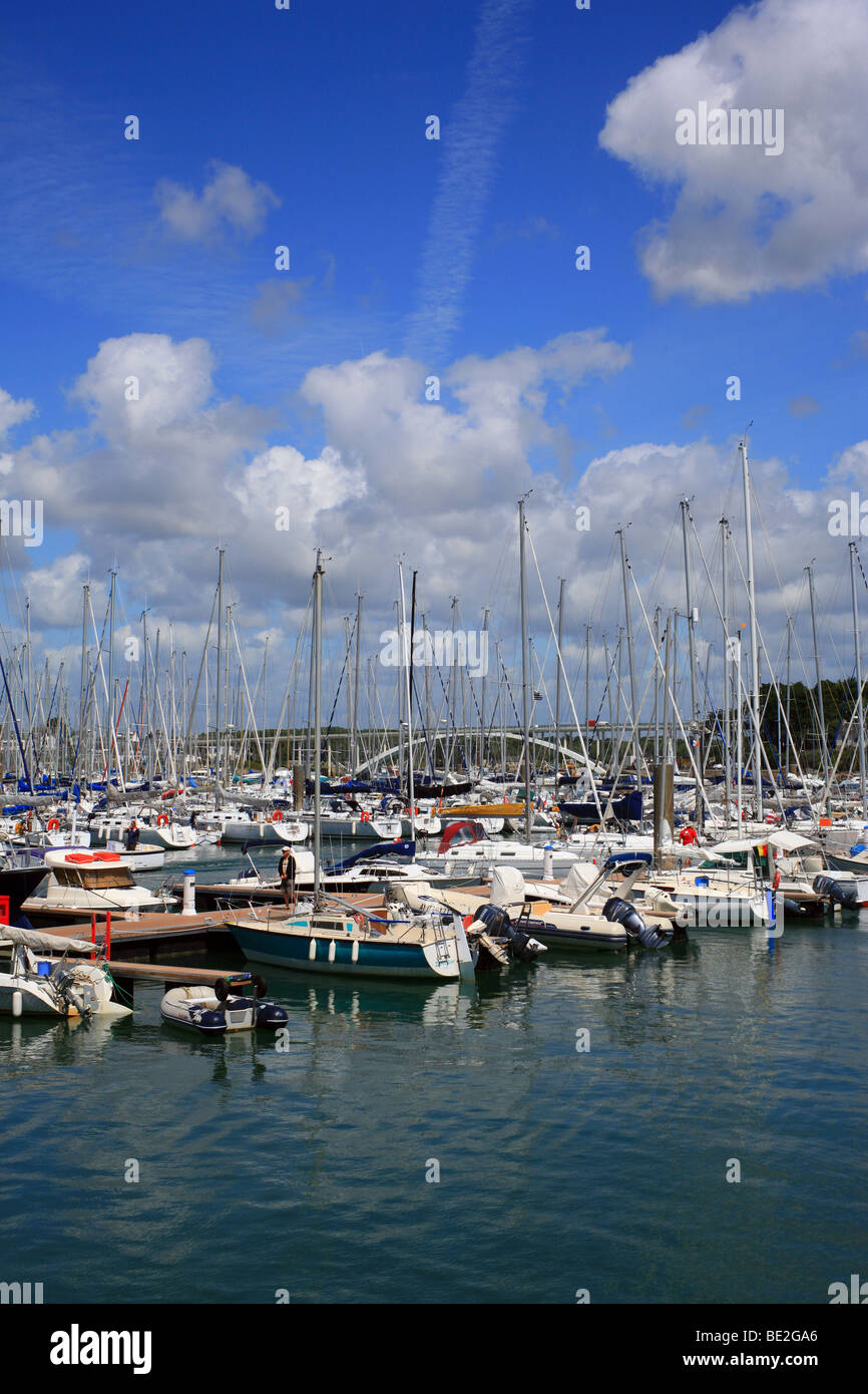 Yachts sur la rivière hi-res stock photography and images - Alamy