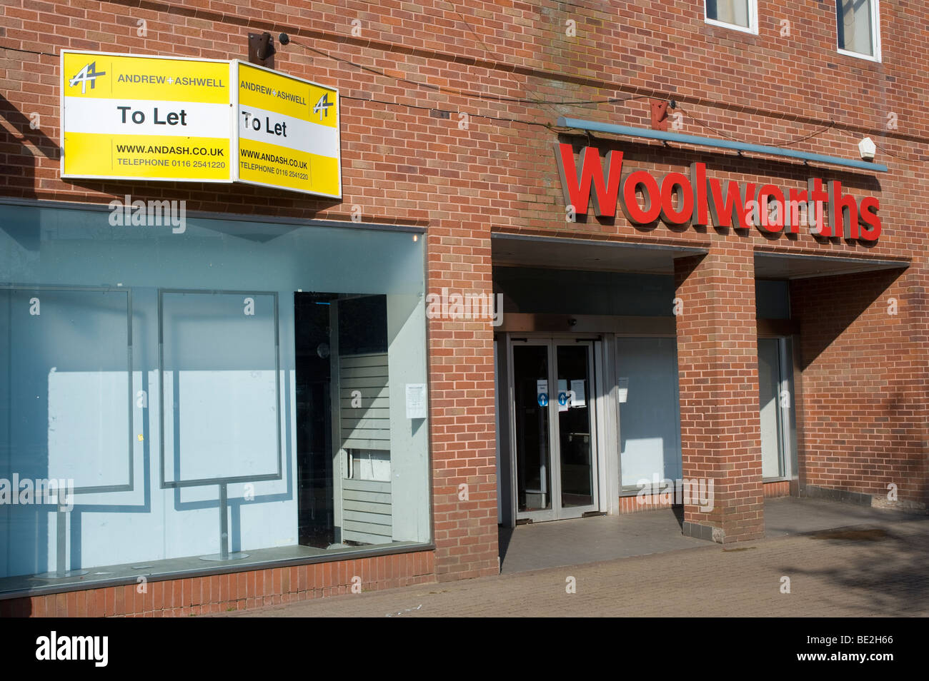 Empty shop following business hi-res stock photography and images - Alamy
