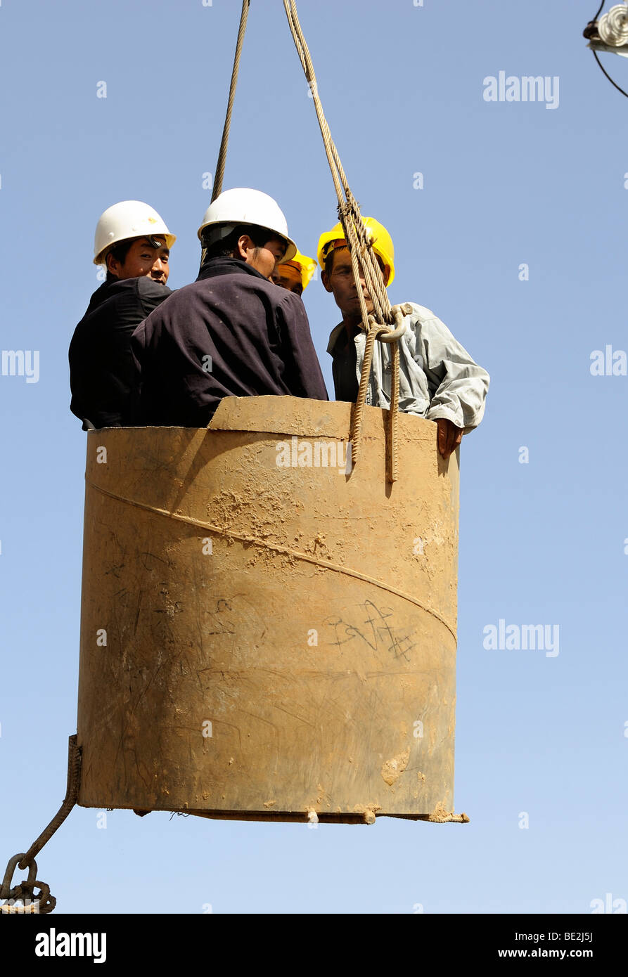 Construction workers vertical hi-res stock photography and images - Alamy