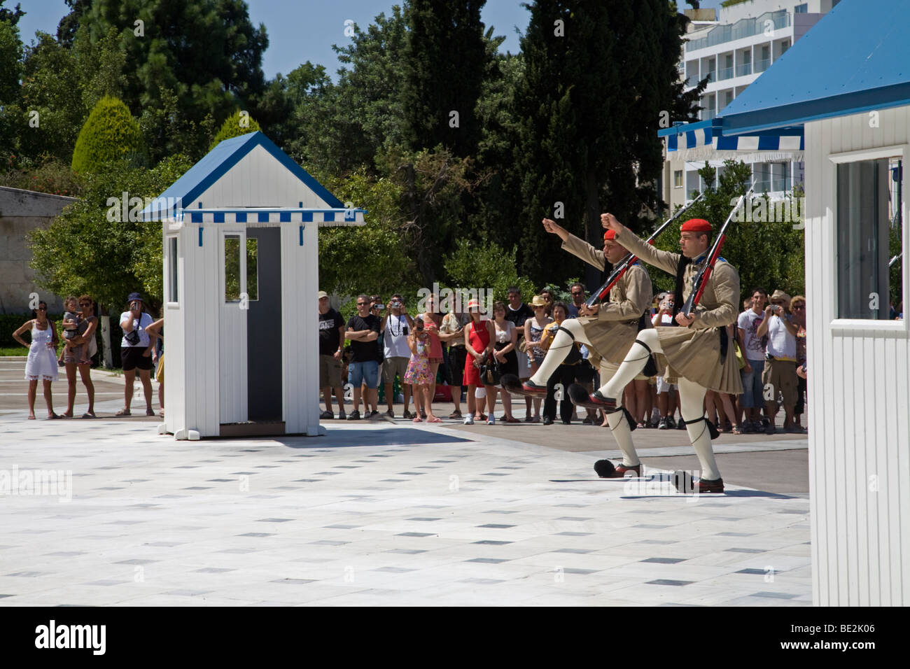 Evzones marching hi-res stock photography and images - Alamy