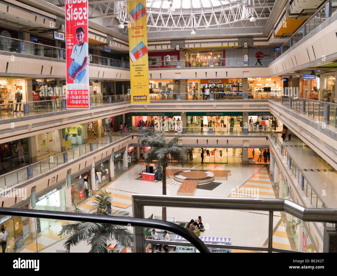 Concourse shopping mall hi-res stock photography and images - Alamy