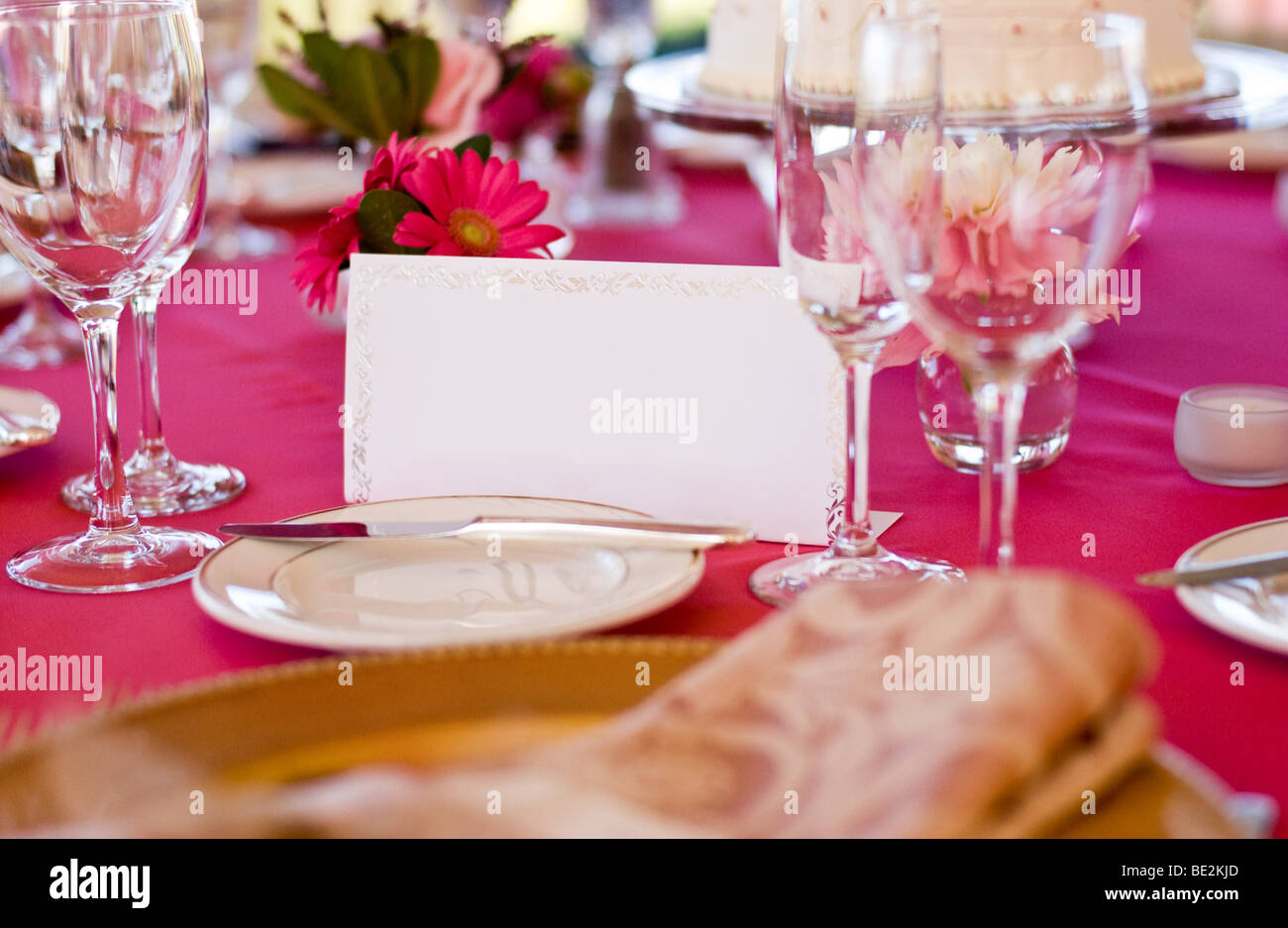 Blank name card on formal dining table Stock Photo - Alamy