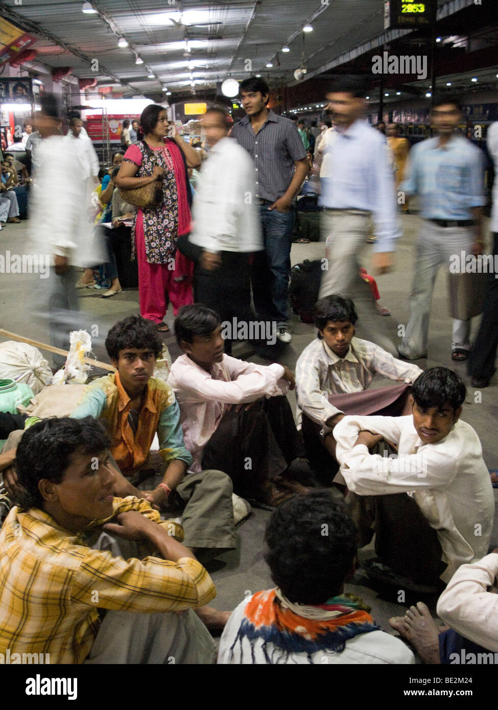 Train india indian platform hi-res stock photography and images - Alamy