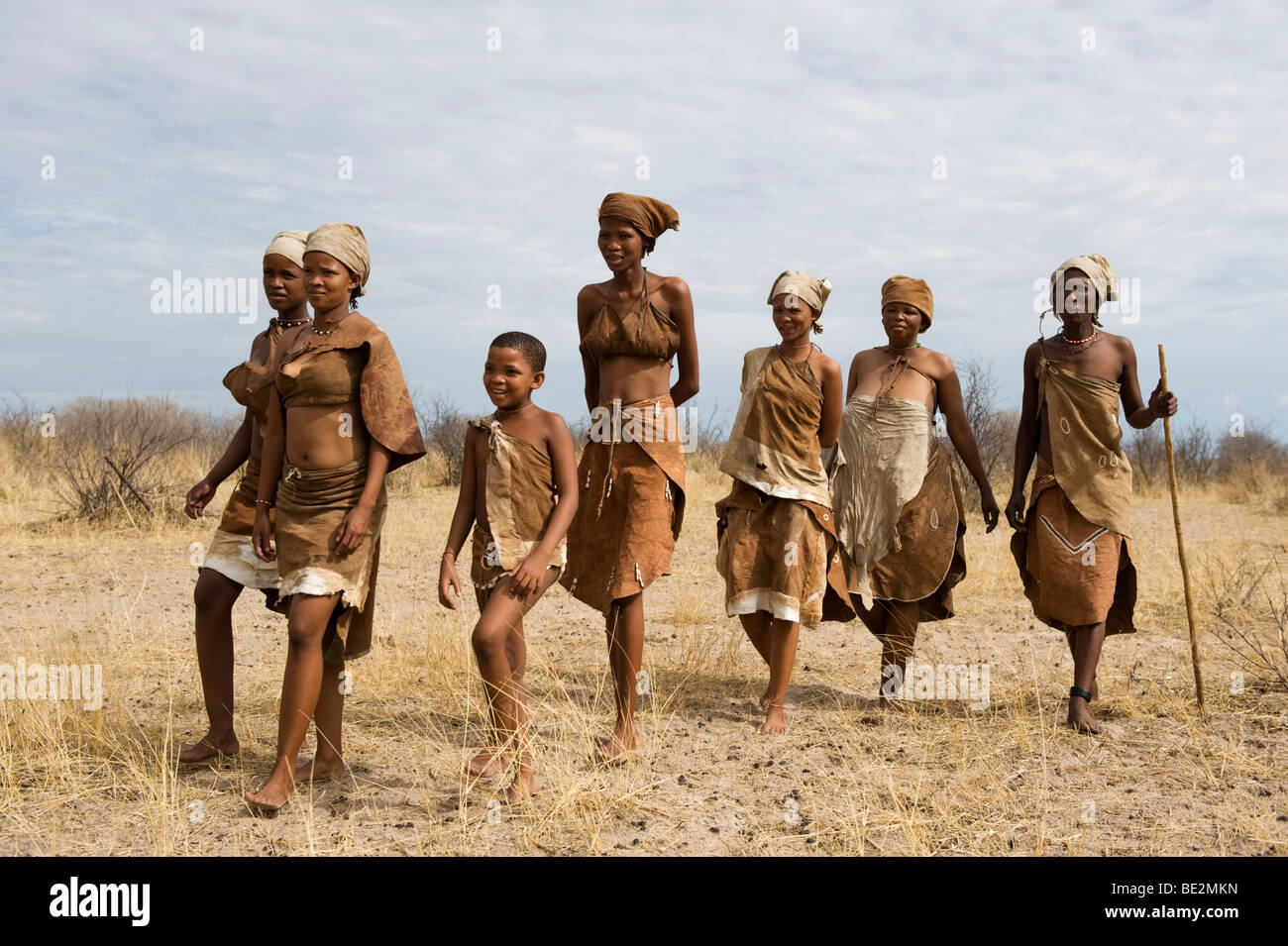 Naro bushman (San) women walking, Central Kalahari, Botswana Stock Photo: 25875689 - Alamy
