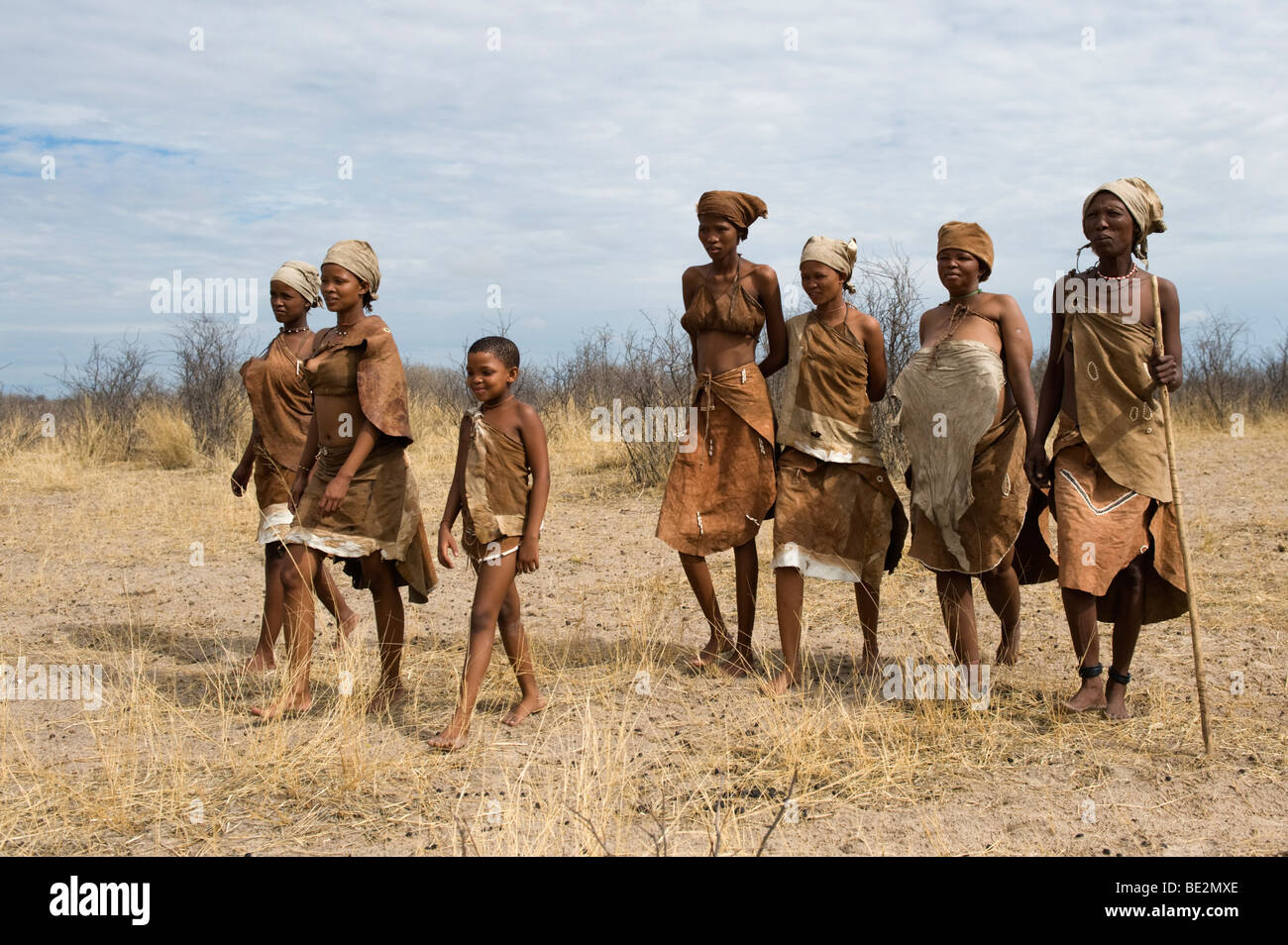 Naro bushman (San) women walking, Central Kalahari, Botswana Stock Photo - Alamy