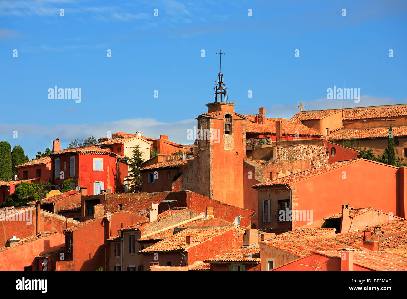 VILLAGE OF ROUSSILLON, LUBERON, VAUCLUSE, FRANCE Stock Photo - Alamy