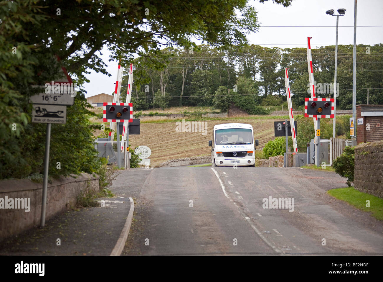 Railroad crossing through level train passage a niveau danger dangerous ...