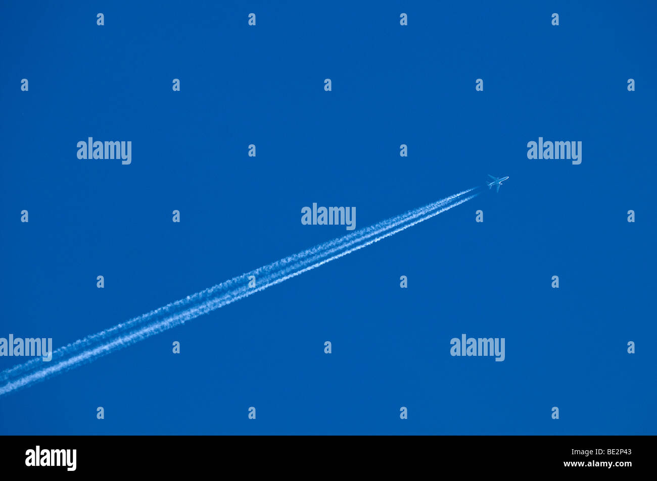 Aeroplanes contrails hi-res stock photography and images - Alamy