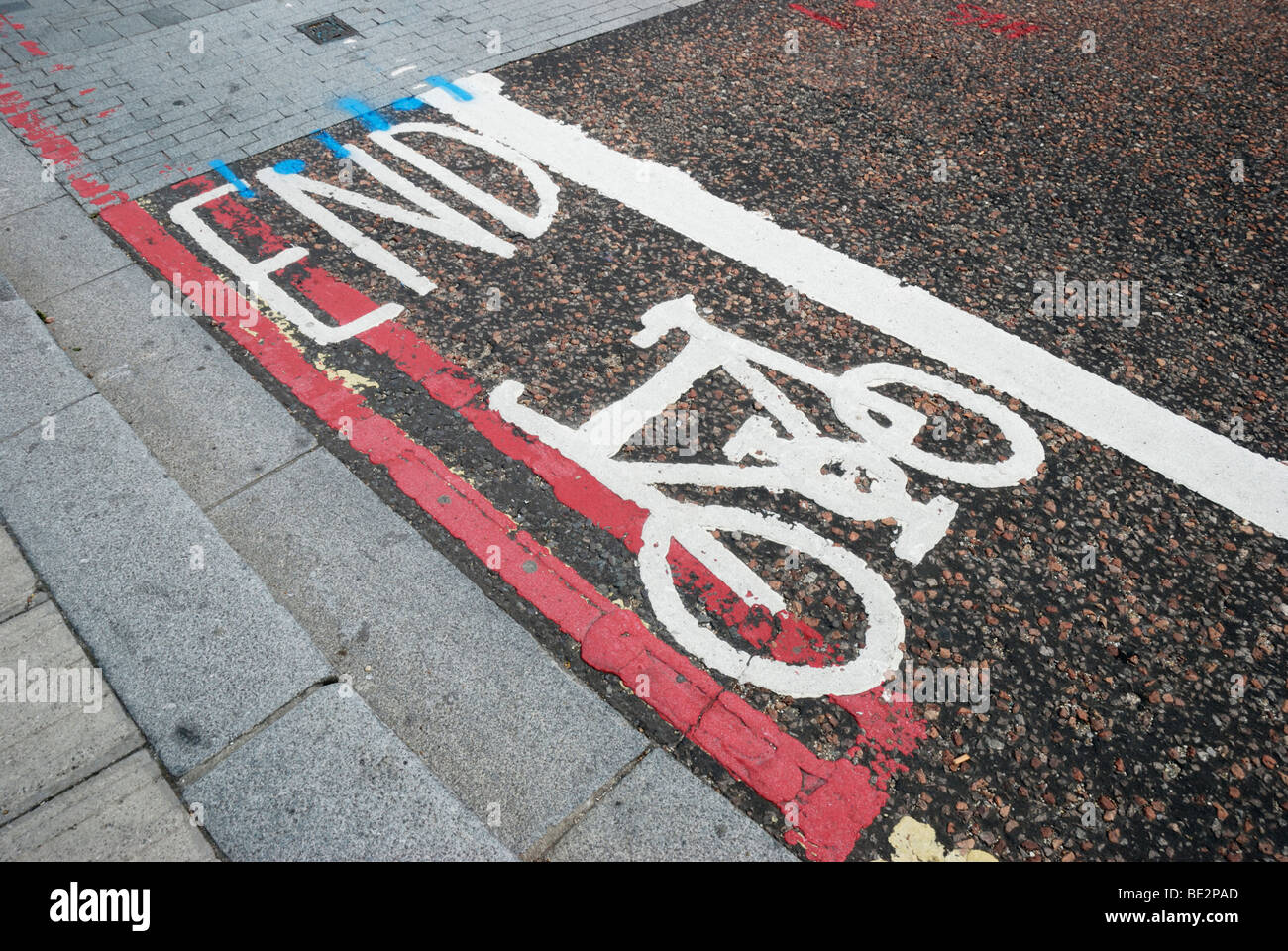 Road lane markings cycle hi-res stock photography and images - Alamy