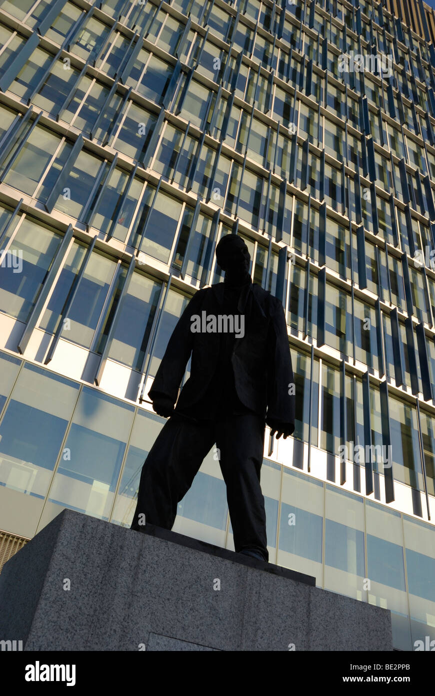 Animatronic statue of man outside the Blue Fin Building, Sumner Street ...