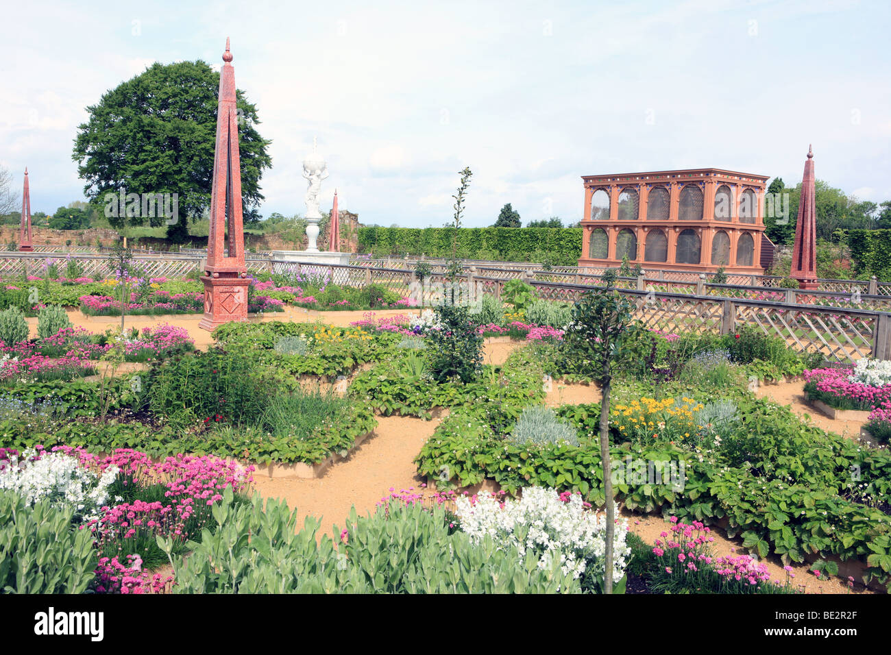 Kenilworth castle garden aviary hi-res stock photography and images - Alamy