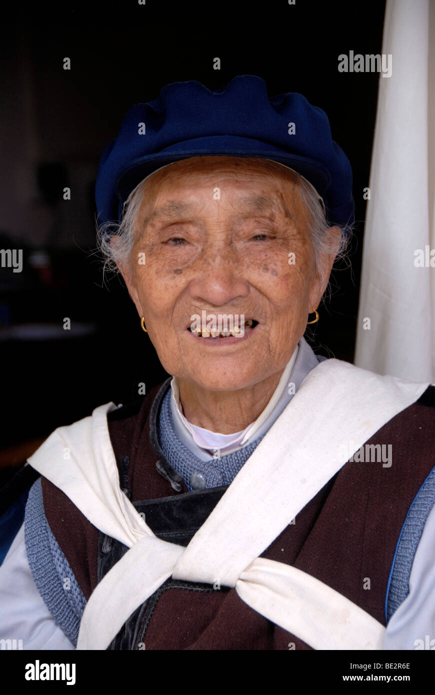 Women of the Naxi ethnic group in traditional costume, UNESCO World ...