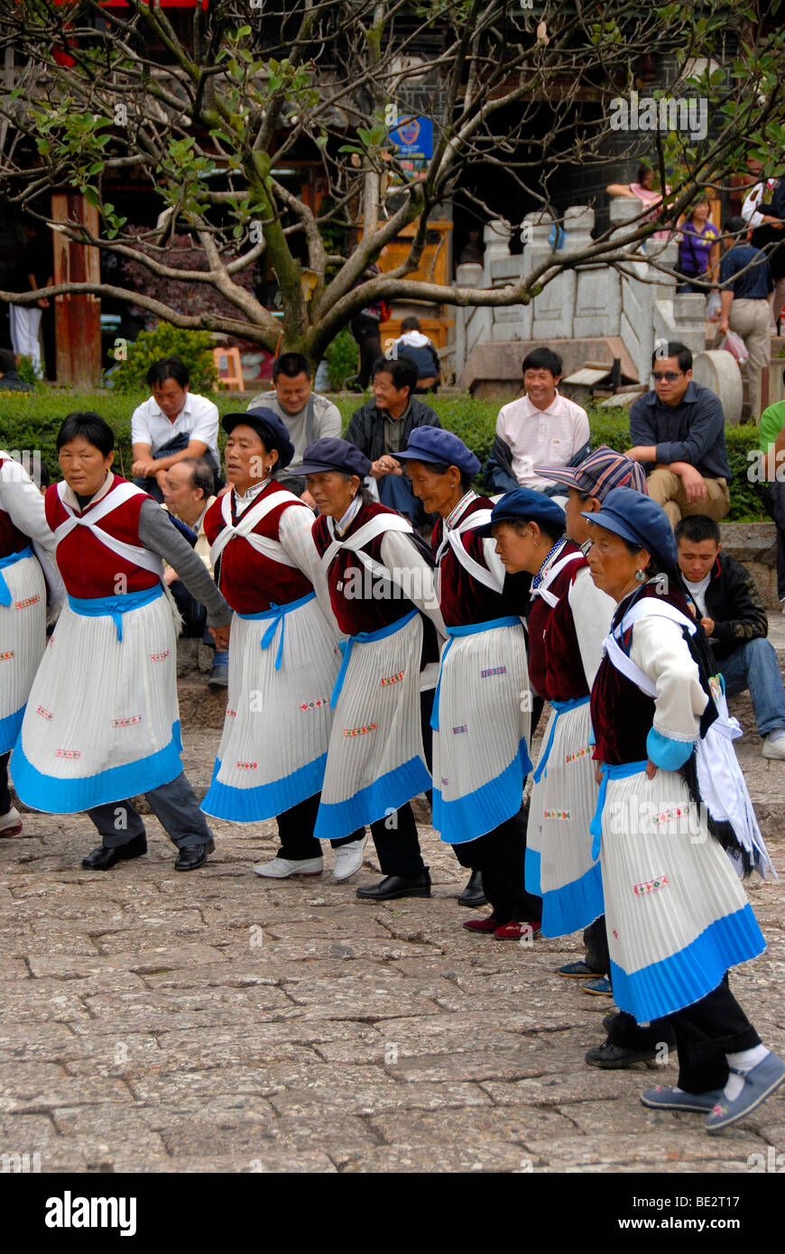 Dance of the market women, ethology, women of the Naxi ethnic group ...