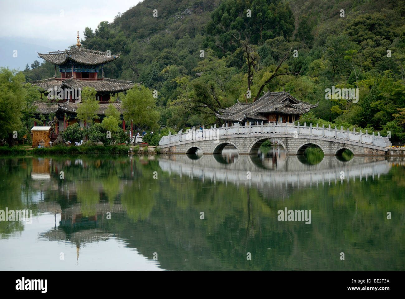 Bridge and pagoda reflected in the Black Dragon Pool, Lijiang, UNESCO ...