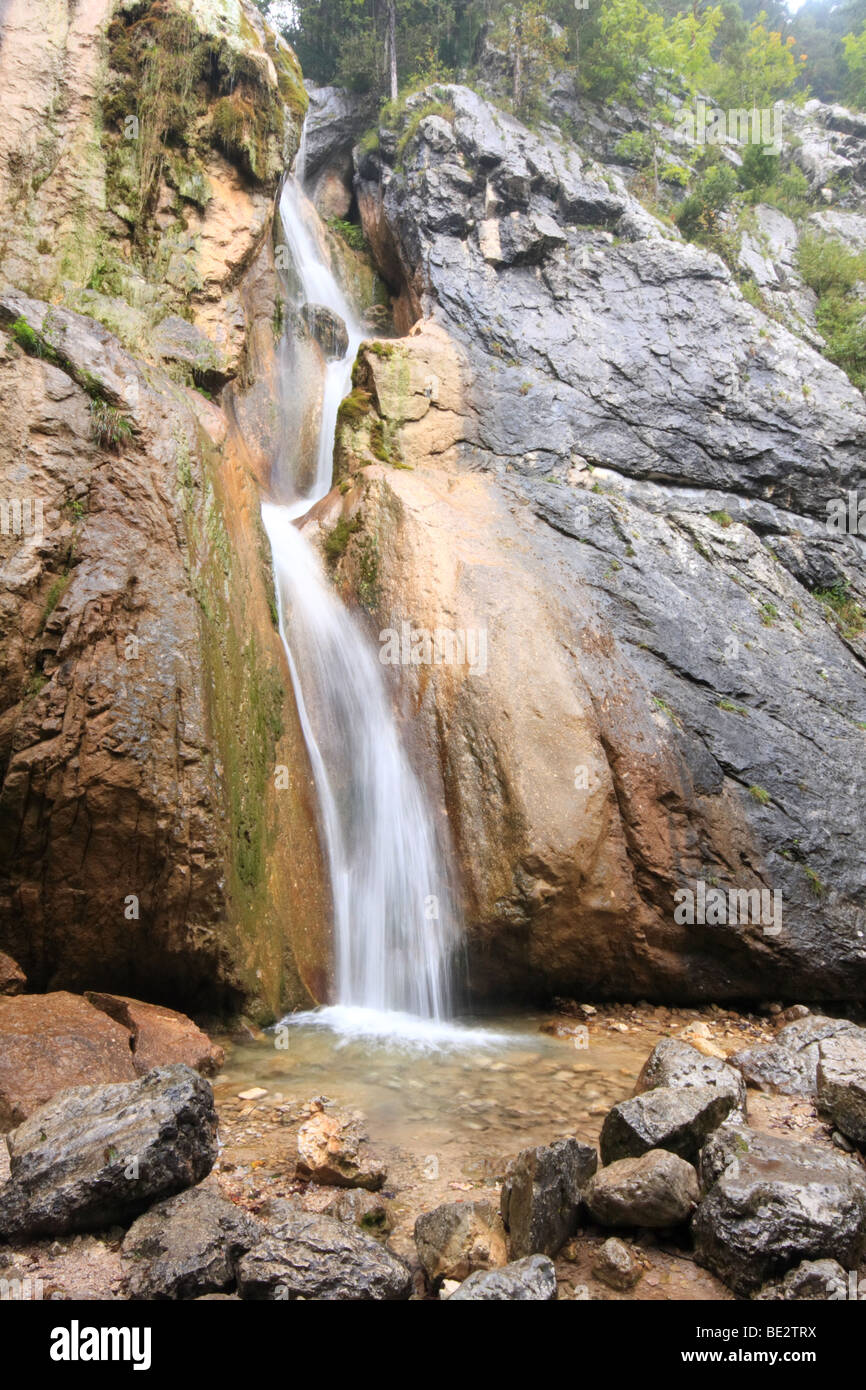 Waterfall falling streams hi-res stock photography and images - Alamy
