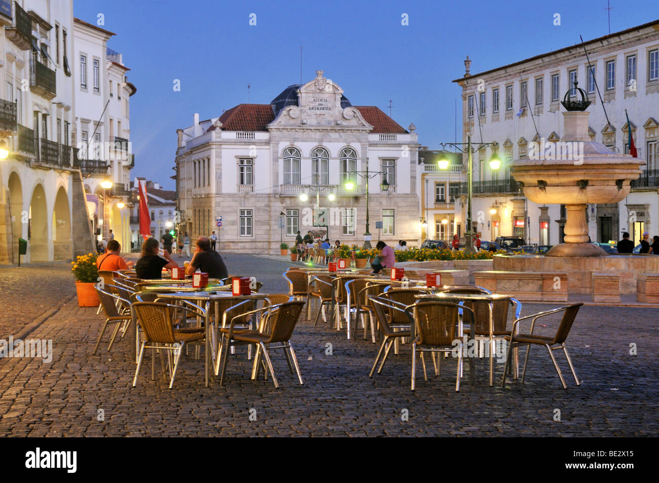 Outdoor cafe on the Praca do Giraldo square at night, Evora, UNESCO ...