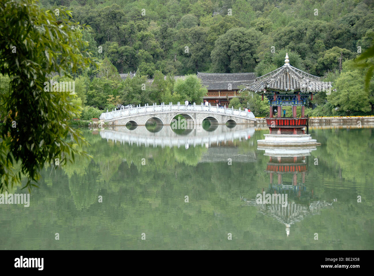 Bridge and pagoda reflected in the Black Dragon Pool, Lijiang, UNESCO ...