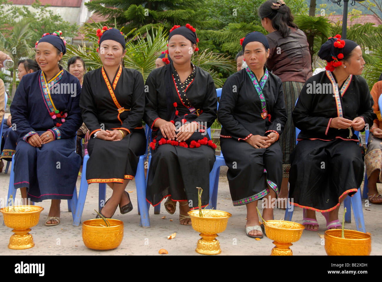 Ethnology, Phunoi women dressed in black traditional costumes, Pi Mai ...