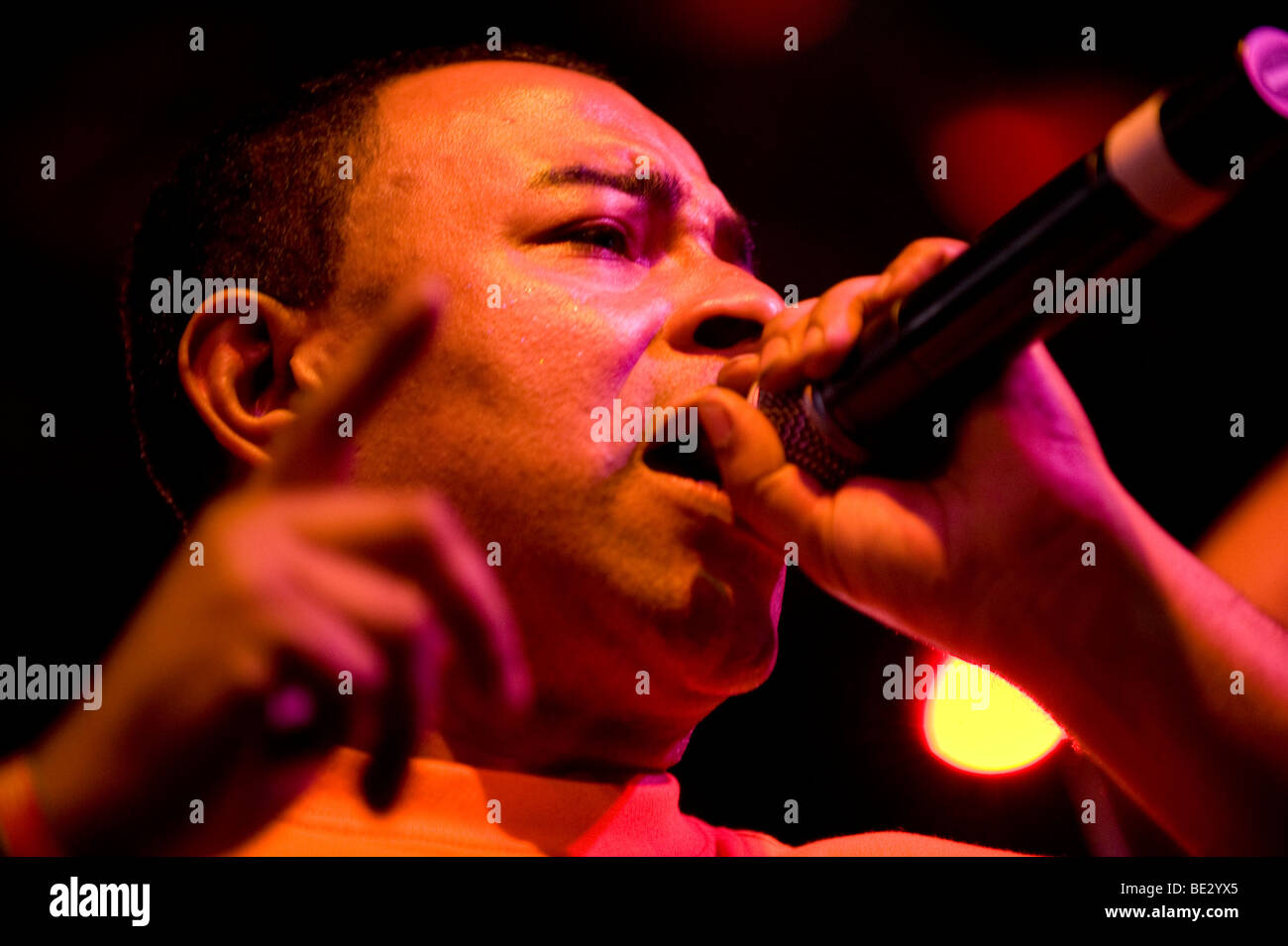 The singer for the Freestylers performing at the 2009 Glade Festival ...
