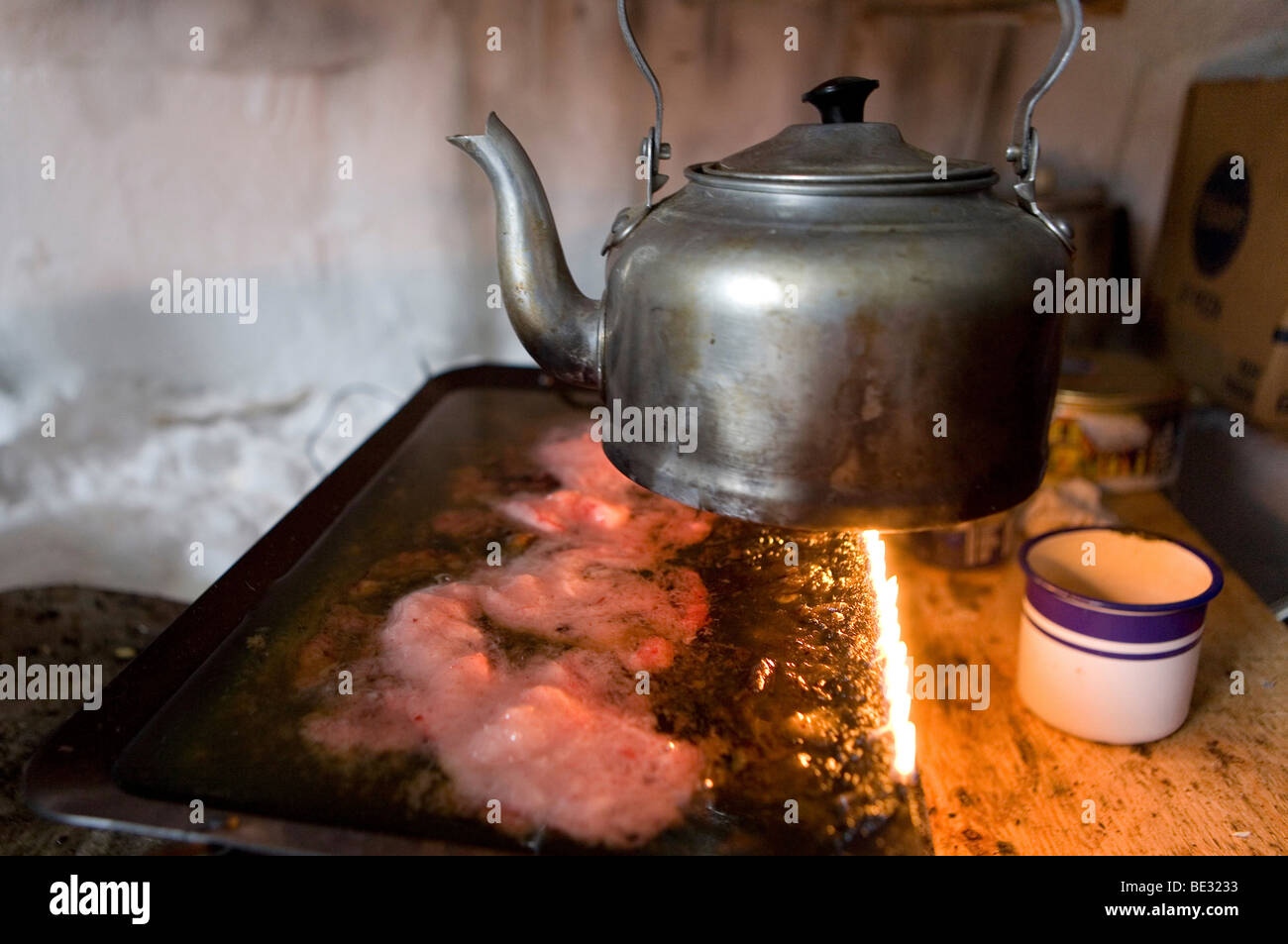 Inuit cooking hi-res stock photography and images - Alamy