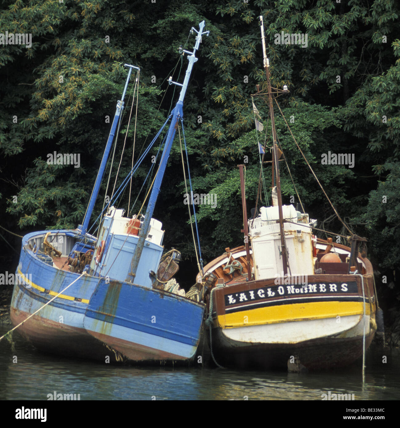 Two boats side by side hi-res stock photography and images - Alamy