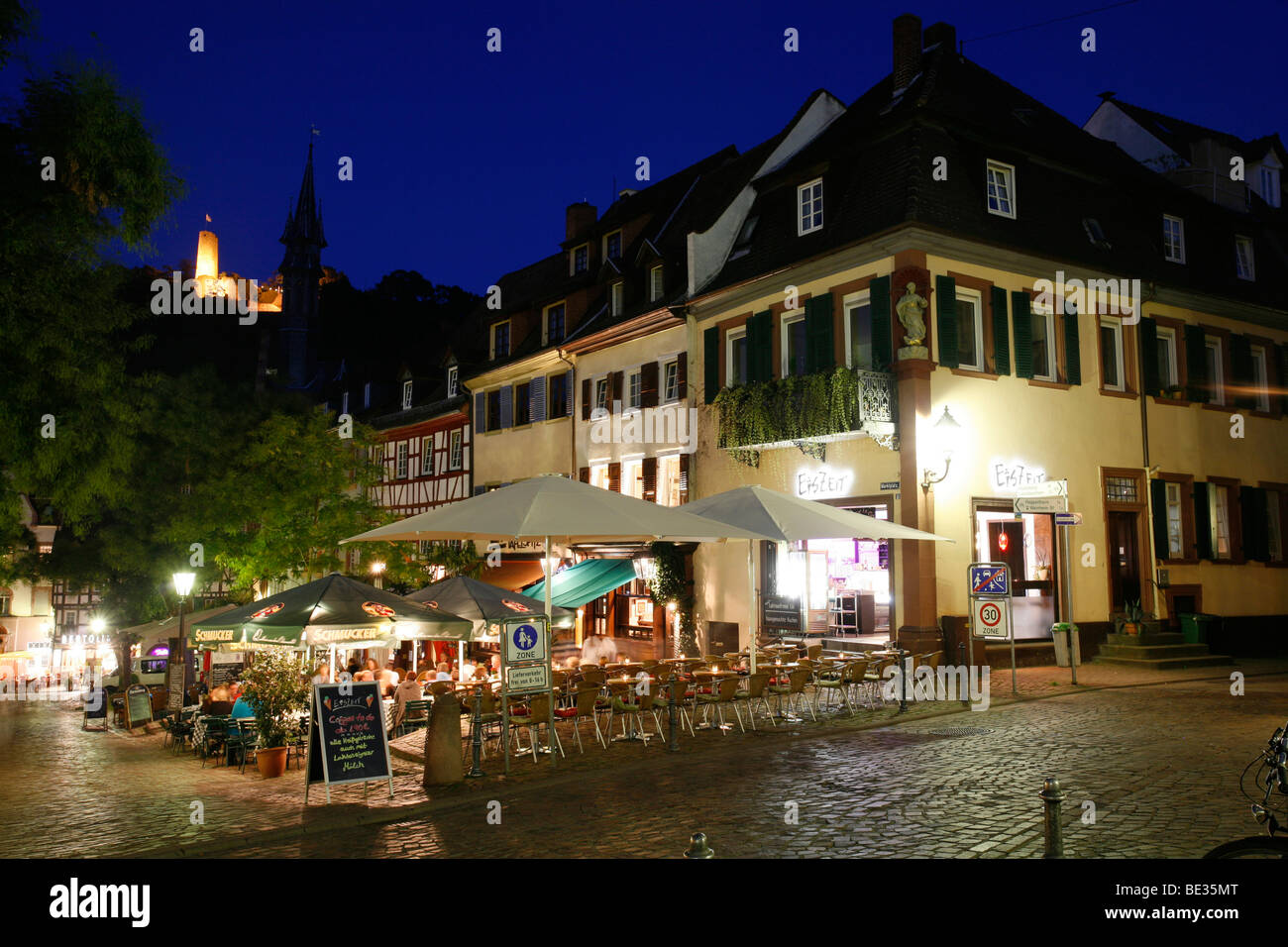 Market Square in the historic town centre of Weinheim at dusk ...