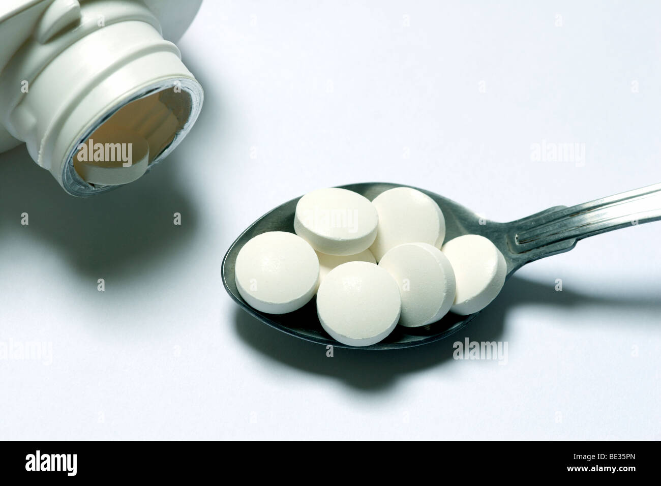 Vitamin C tablets on spoon with container bottle close up Stock Photo ...