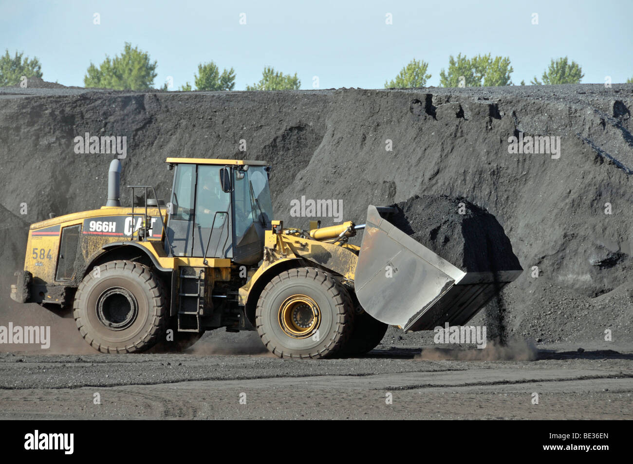 Front loader on coal island, inland port in Duisburg, North Rhine ...