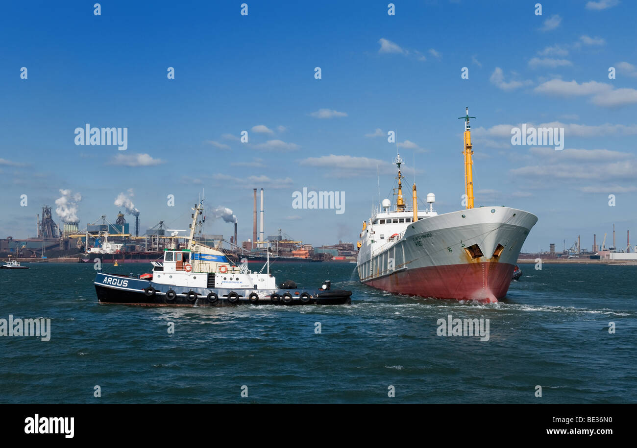 Tug boat in action in IJmuiden the Netherlands Europe Stock Photo - Alamy