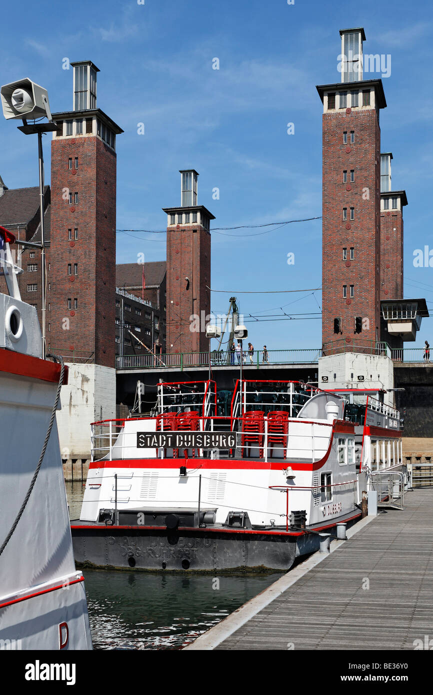 Ausflugsboot am pier hi-res stock photography and images - Alamy