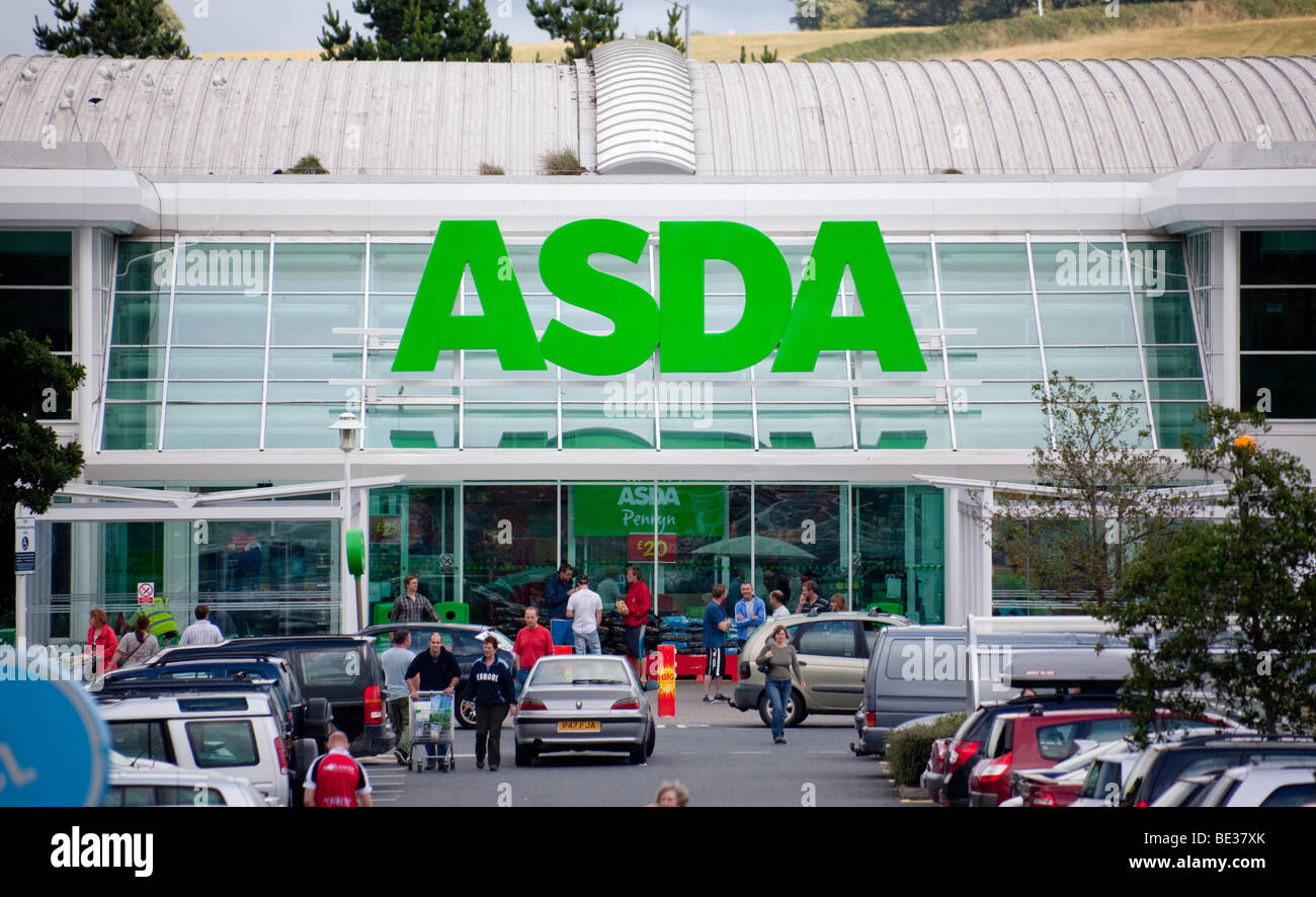 Walmart family hi-res stock photography and images - Alamy