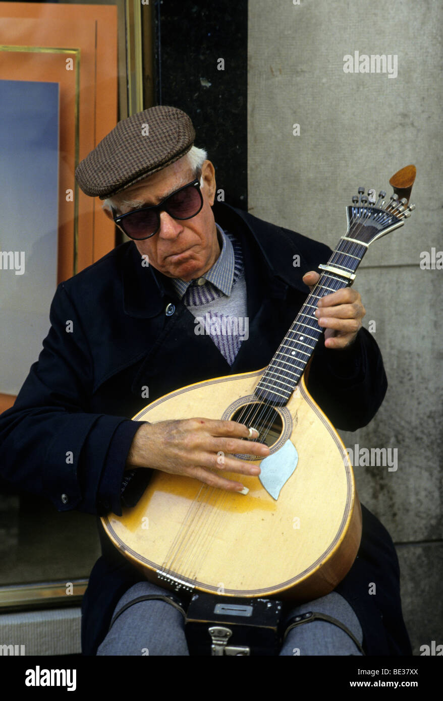 älterer blinder alter mann hi-res stock photography and images - Alamy