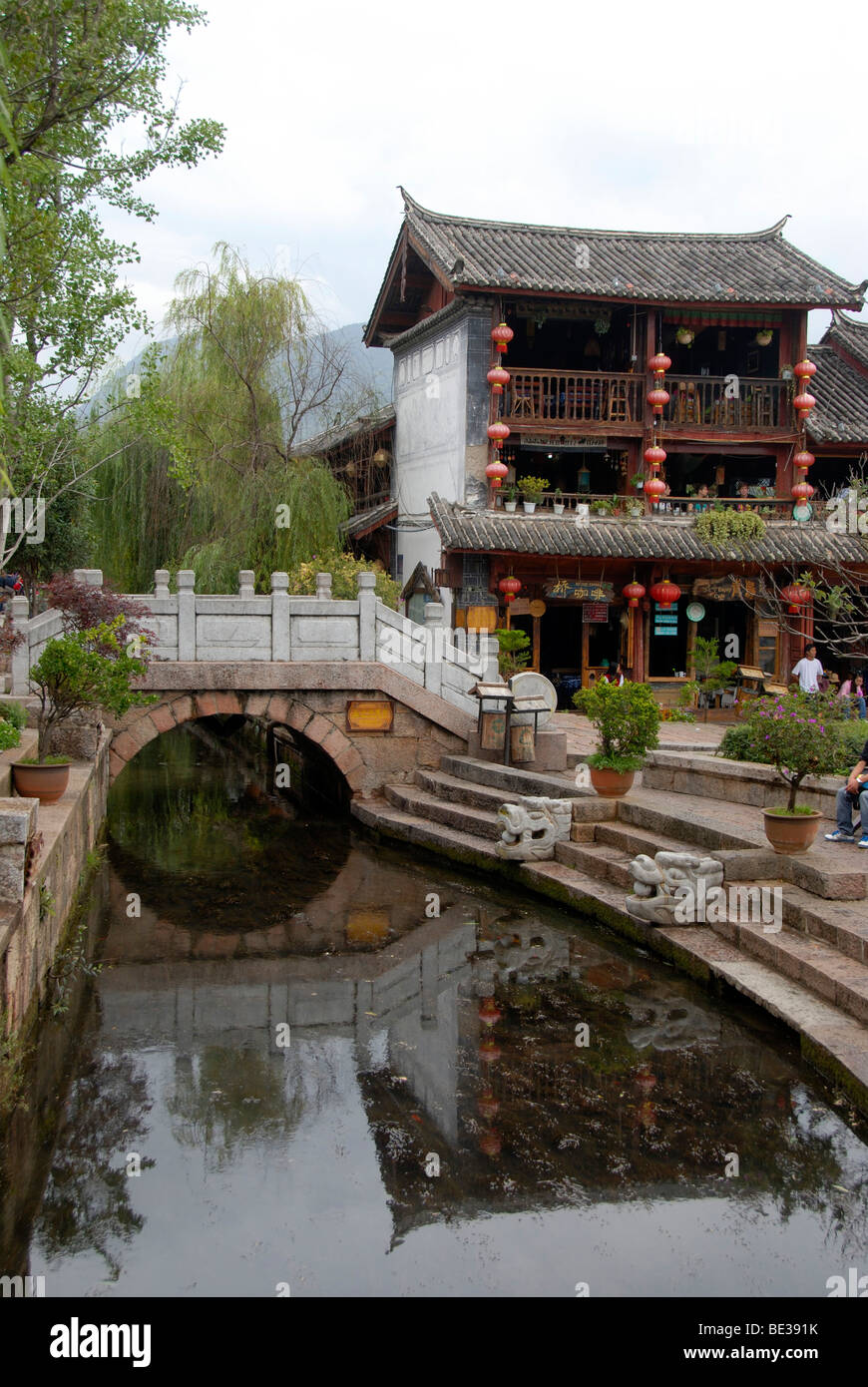 Canal, bridge, old house, historic centre of Lijiang, UNESCO World ...
