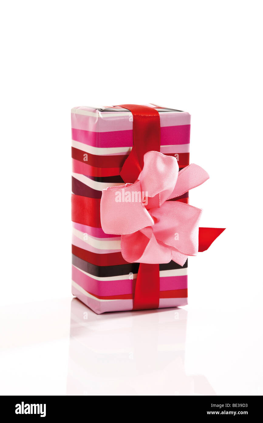 Gift box with pink ribbon Stock Photo - Alamy