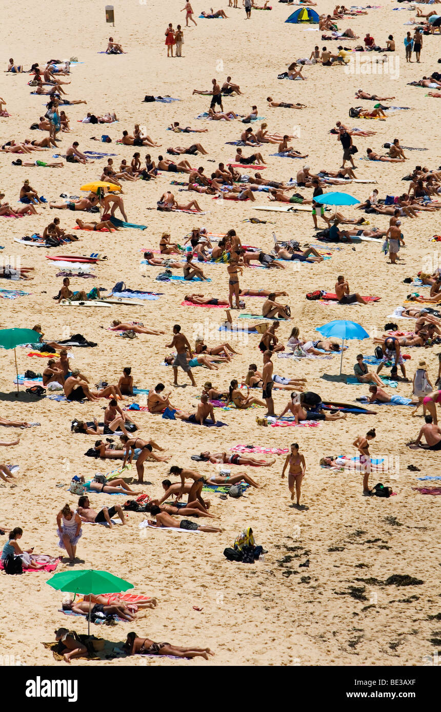 Crowds on beach hi-res stock photography and images - Alamy