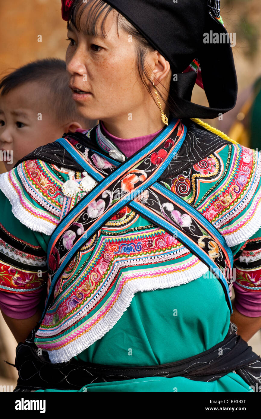 Yi tribe hi-res stock photography and images - Alamy