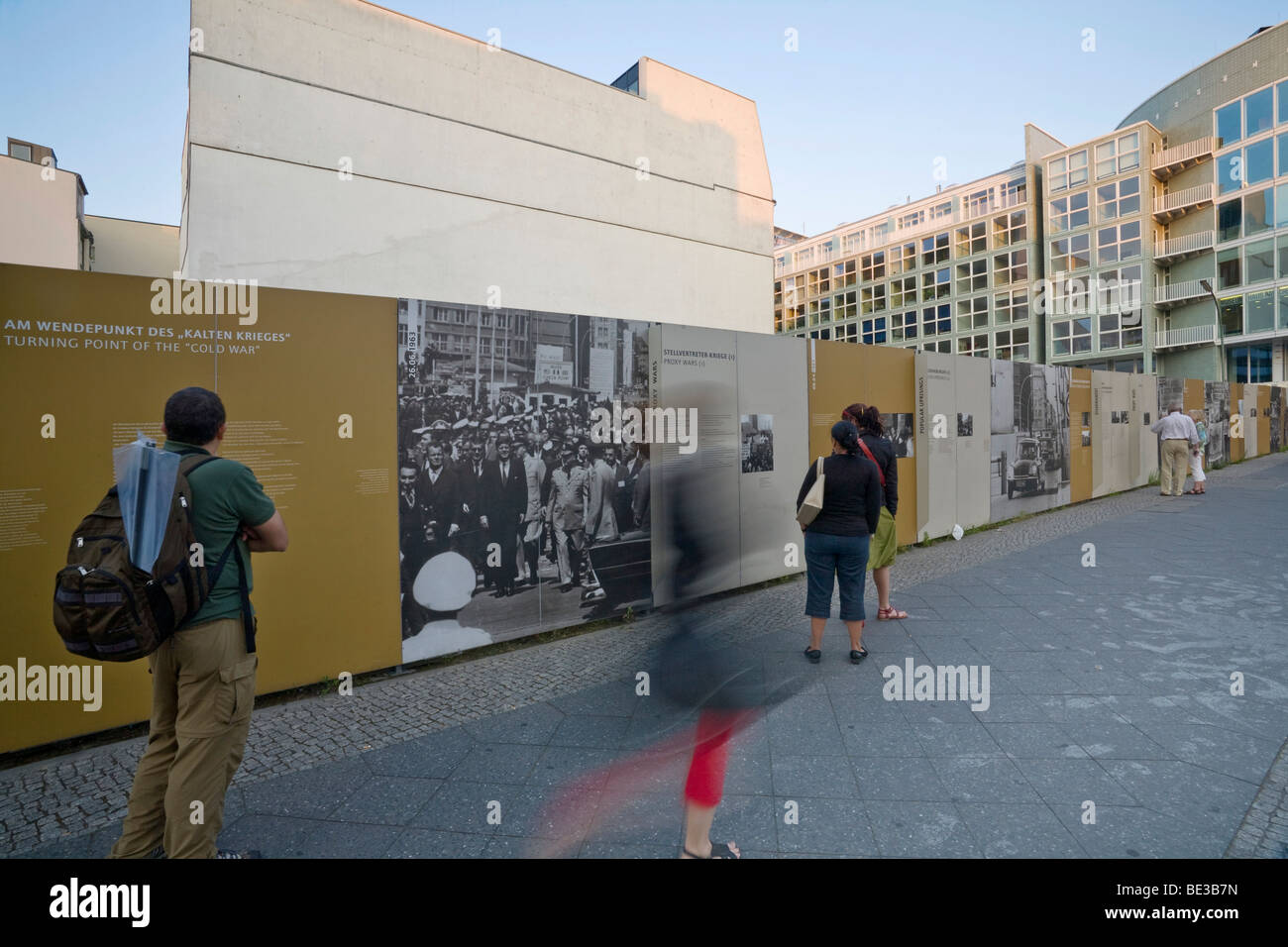 Berlin wall checkpoint hi-res stock photography and images - Alamy