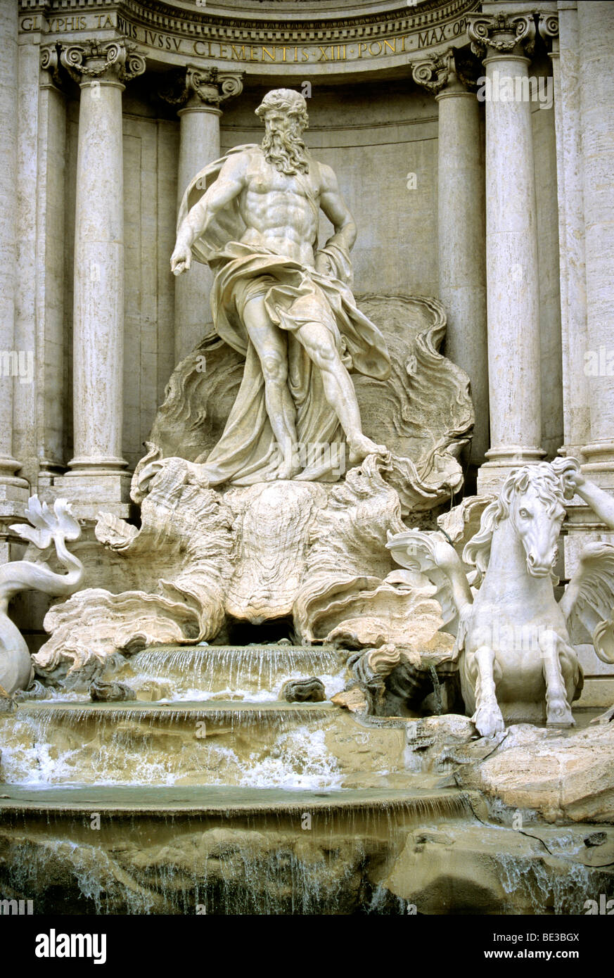 Statue am trevi brunnen hi-res stock photography and images - Alamy