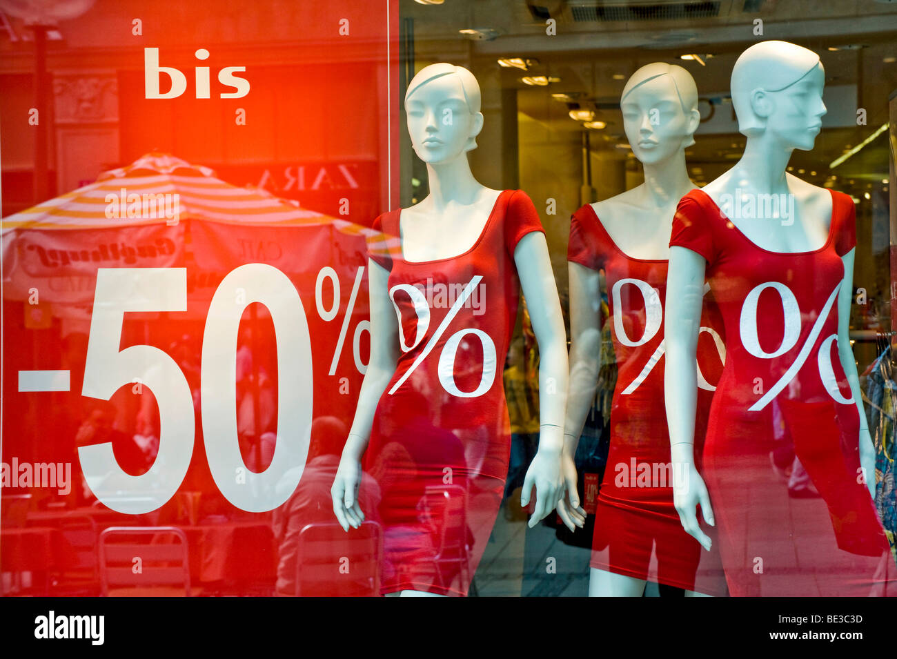 Summer clothes shop window hi-res stock photography and images - Alamy