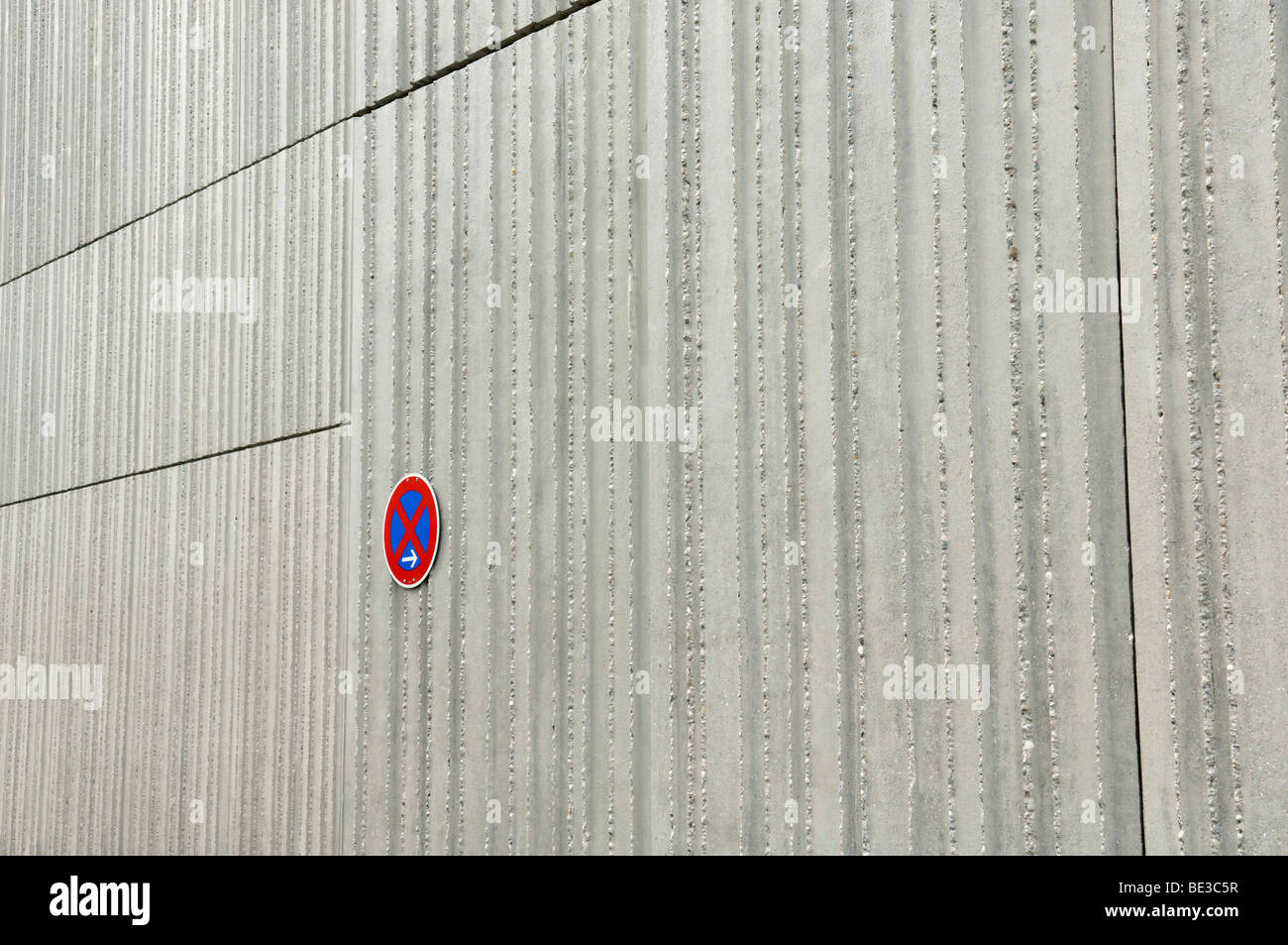 Concrete wall, traffic sign, no parking Stock Photo - Alamy