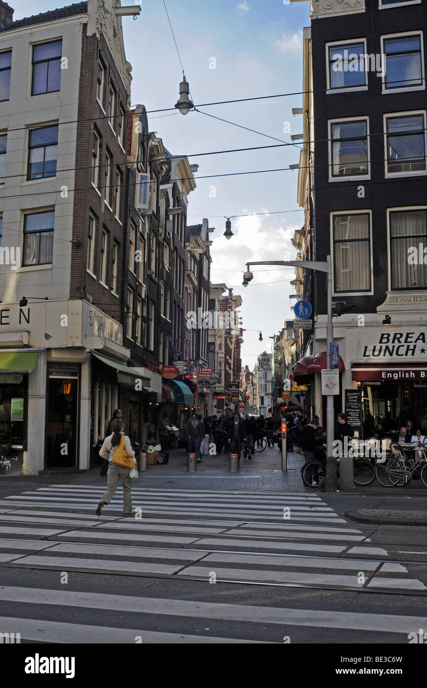 Busy street amsterdam hi-res stock photography and images - Alamy