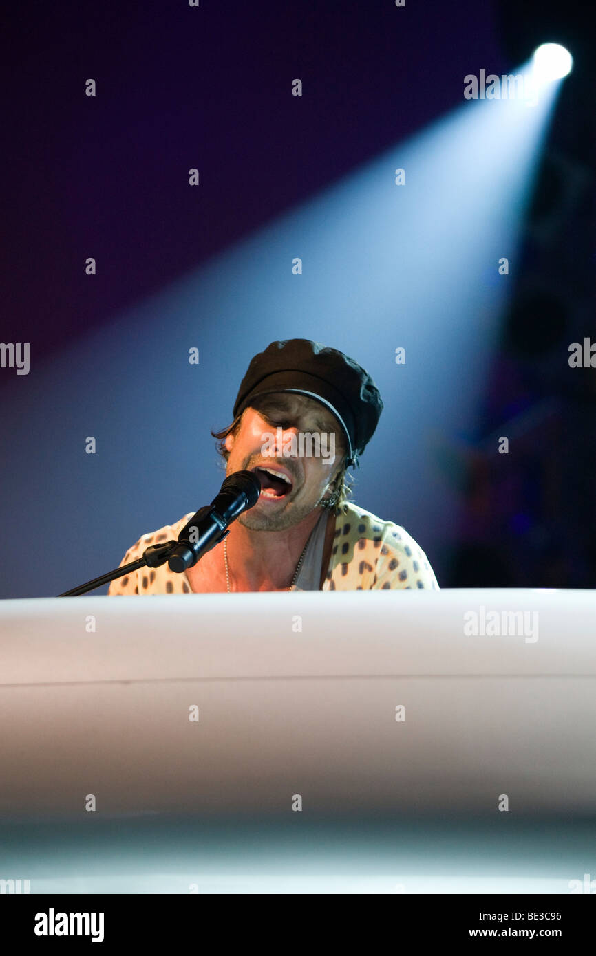 The canadian singer hi-res stock photography and images - Alamy