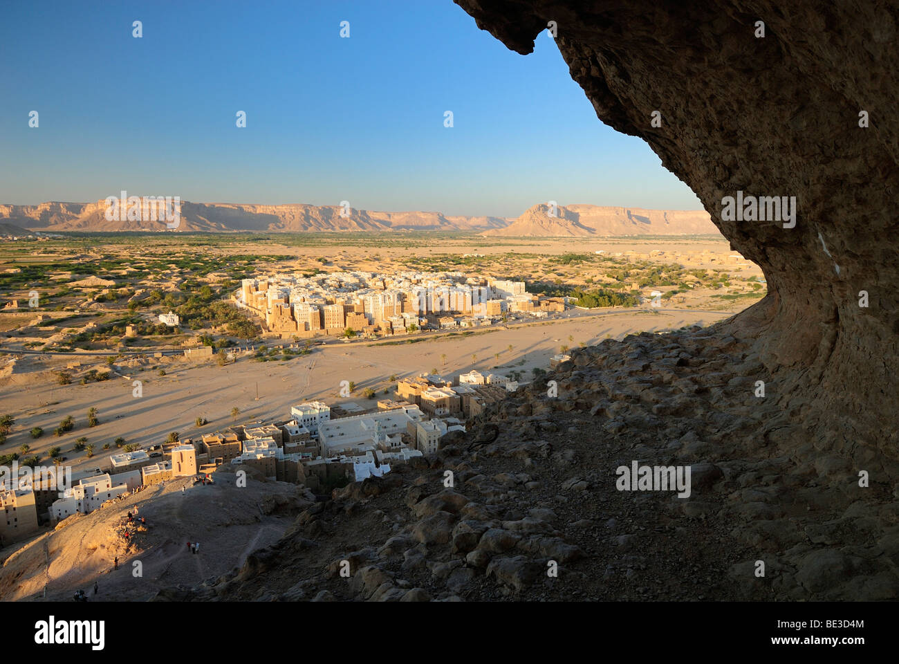 View over the famous adobe city of Shibam, UNESCO World Heritage Site ...