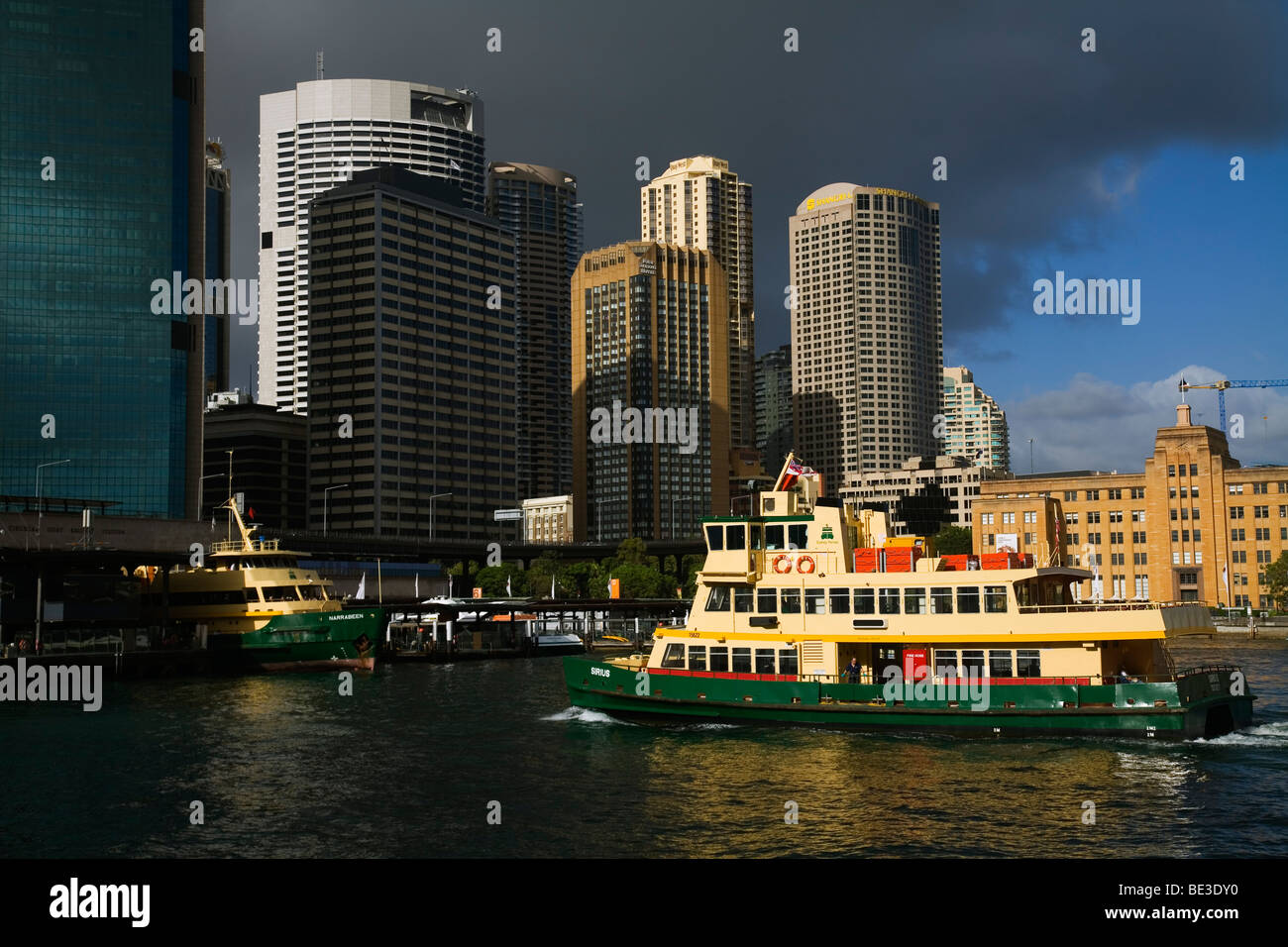 A Sydney ferry cruises into Circular Quay. Sydney, New South Wales ...