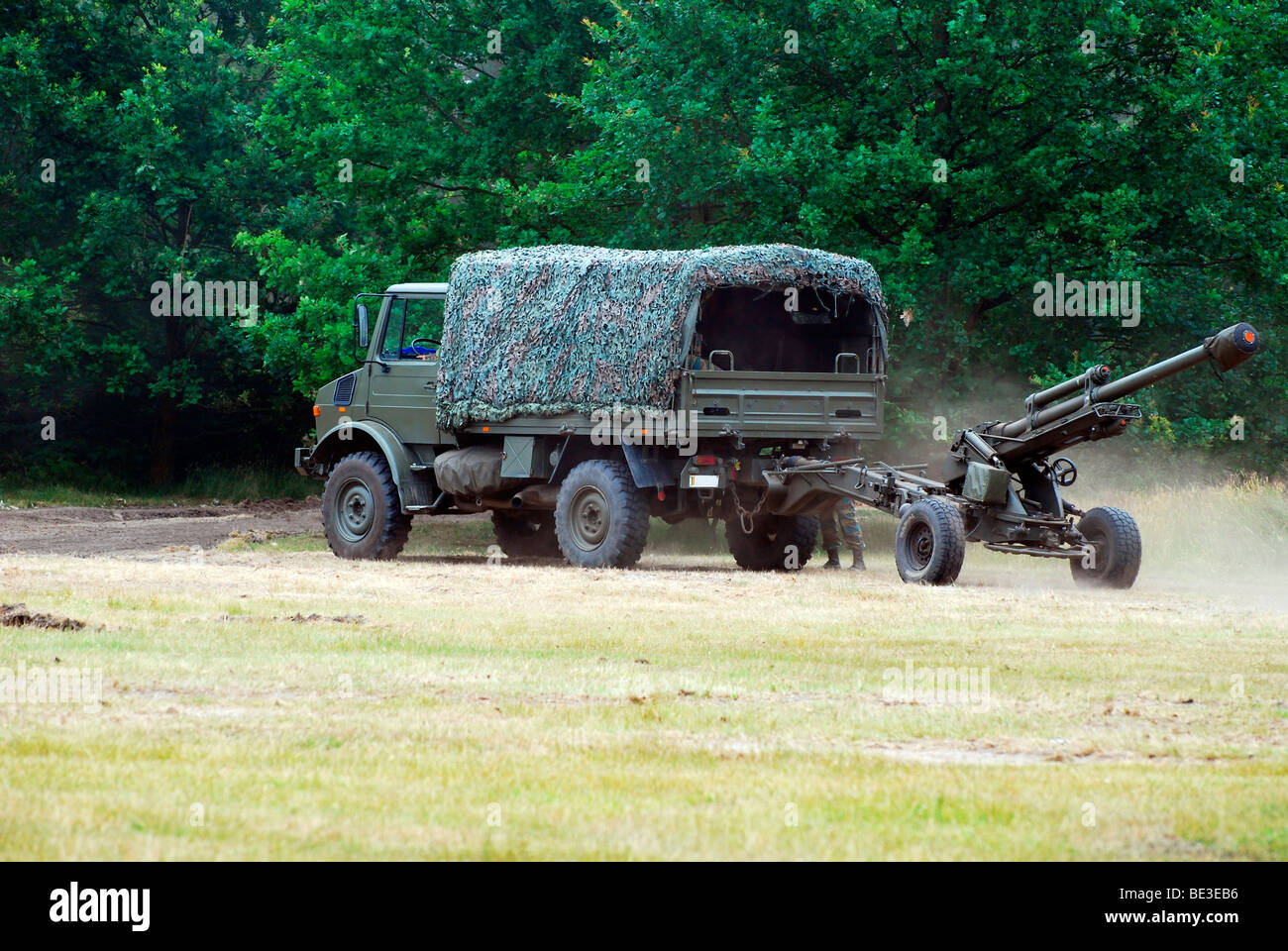 A Belgian artillery unit setting up the LG1 105 mm/30-calibre towed ...