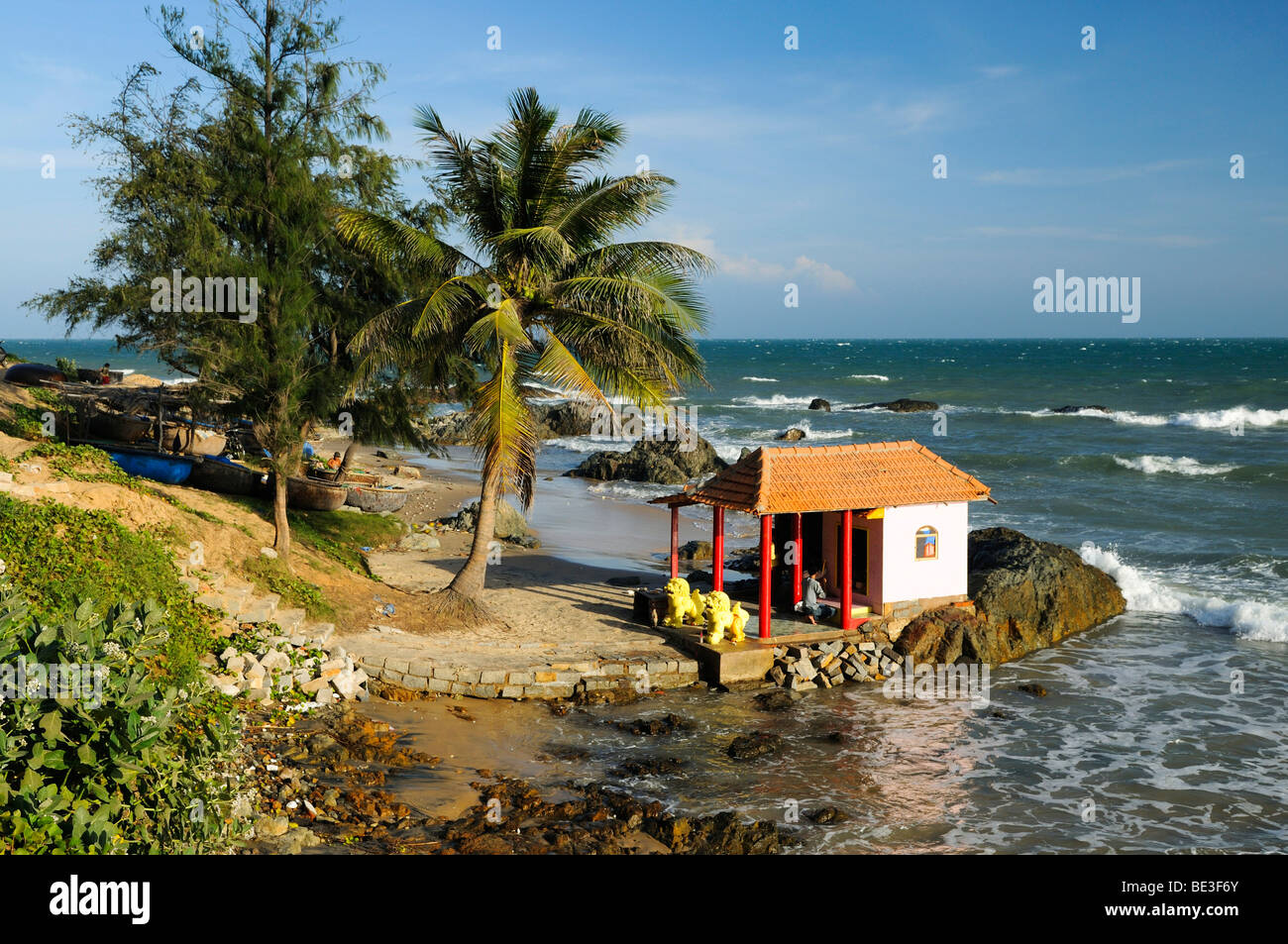 Vietnamese shrine hi-res stock photography and images - Alamy
