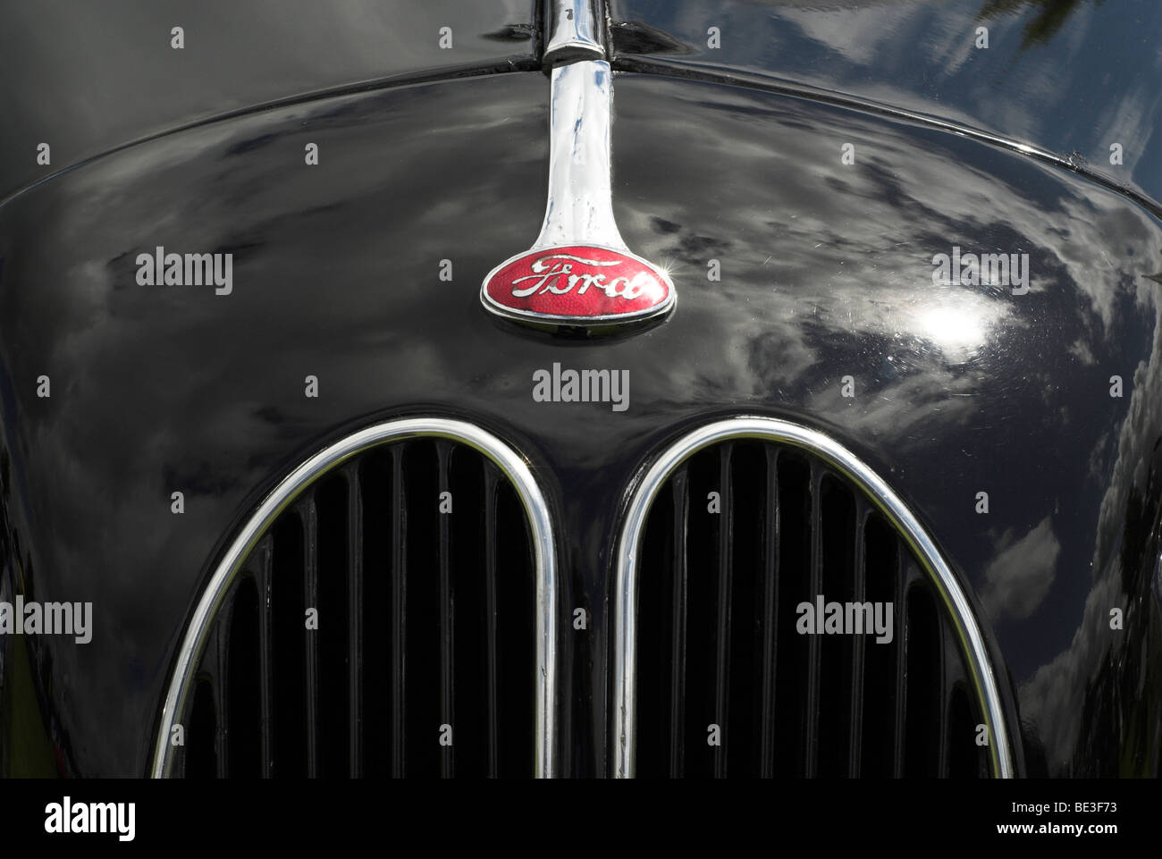 A classic Ford Popular bonnet badge and grill Stock Photo - Alamy