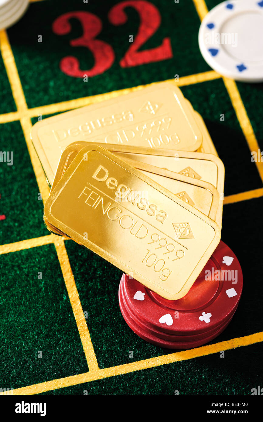 Gold bar poker chips hi-res stock photography and images - Alamy