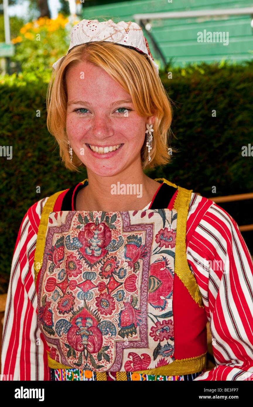 Dutch traditional dress hi-res stock photography and images - Alamy