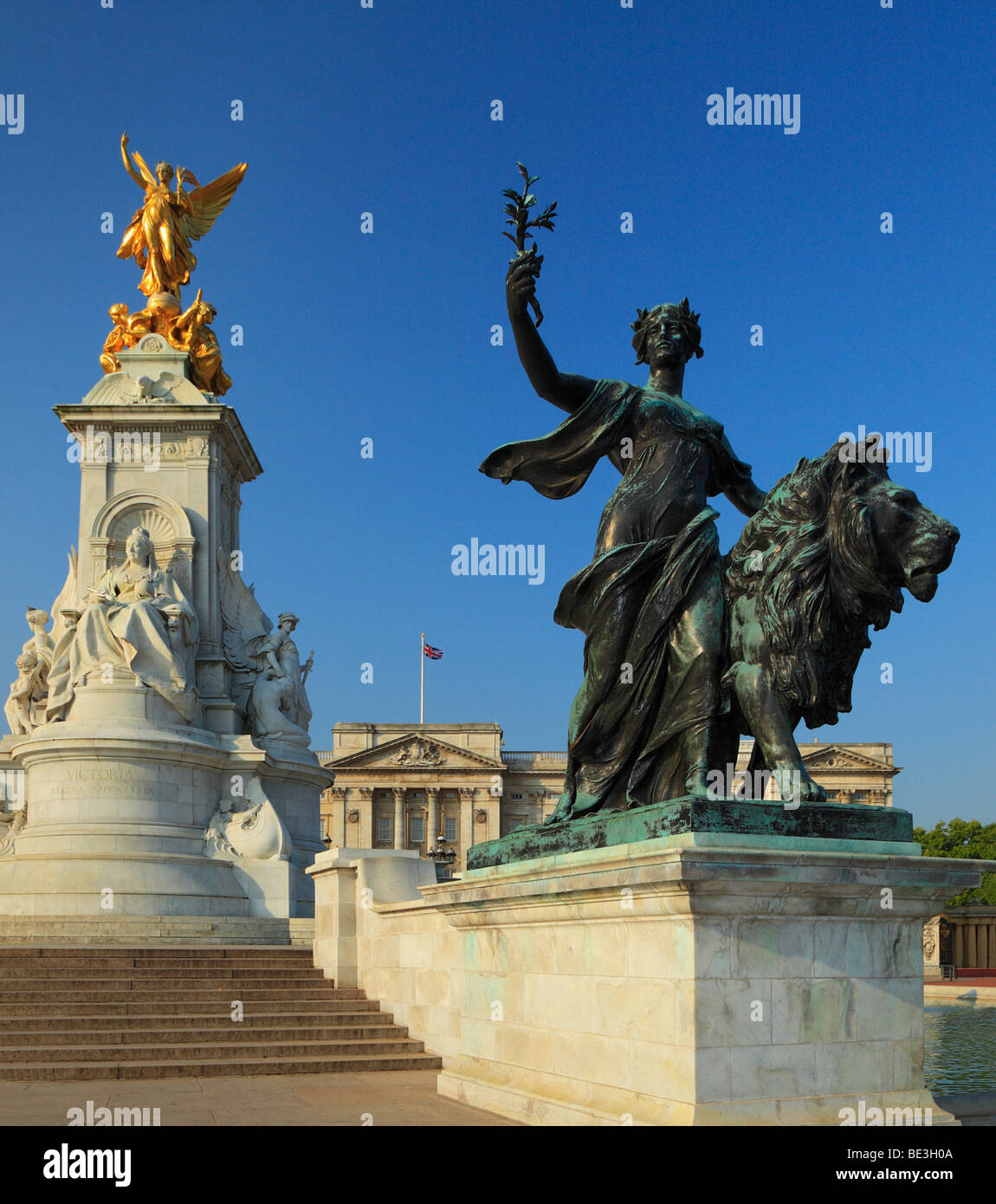 Buckingham palace statue hi-res stock photography and images - Alamy